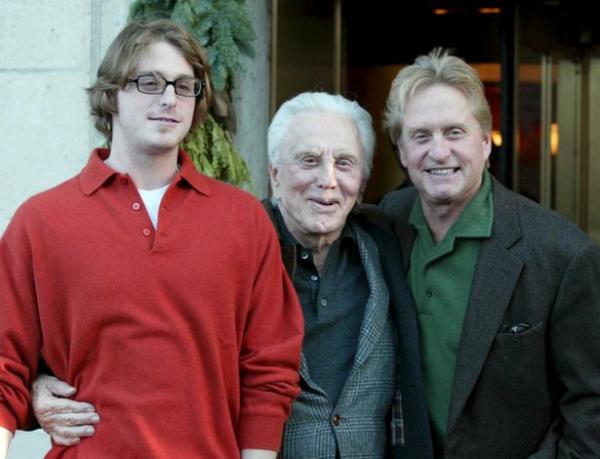 Hijo Michael Douglas obtiene permiso judicial para visitar a su abuelo ...
