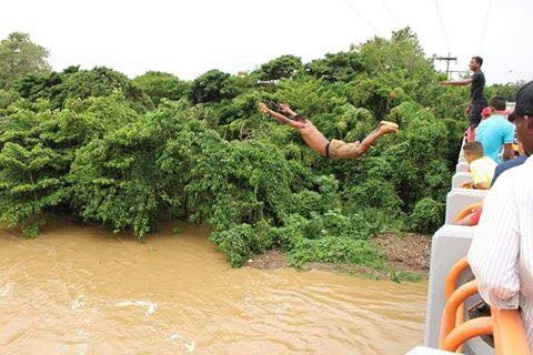 Jóvenes se arriesgan lanzándose del puente del río Soco tras efectos de ...