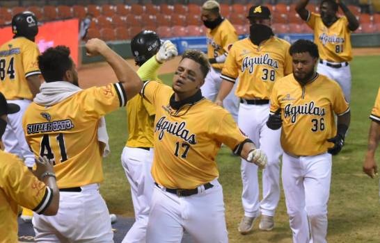 Águilas ganan y se citan con los Gigantes en la serie final de la ...