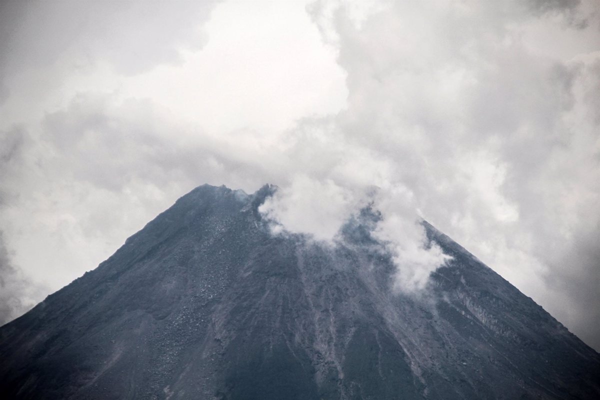 El monte Merapi entra en erupción varias veces en Indonesia y provoca ...