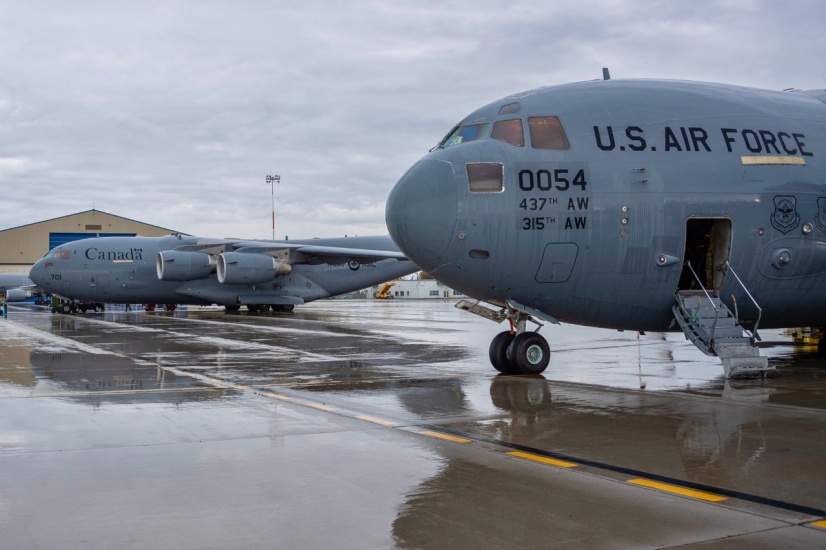 Aviones de la Fuerza Aérea de Estados Unidos aterrizan en el aeropuerto Toussaint Louverture en ...