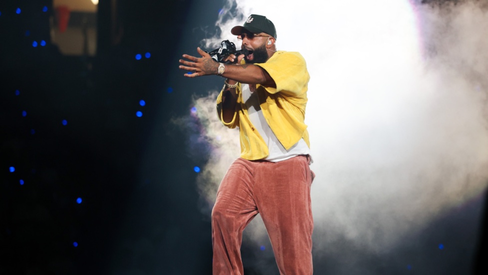 Eladio Carrión puso a vibrar con el trap a los dominicanos que le ...