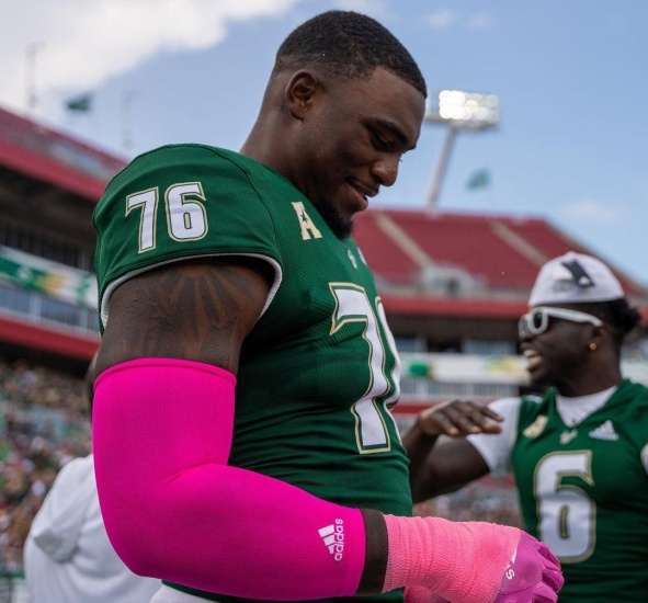 Dominicano Bayron Matos con un pies como 'Jugador Internacional de la ...