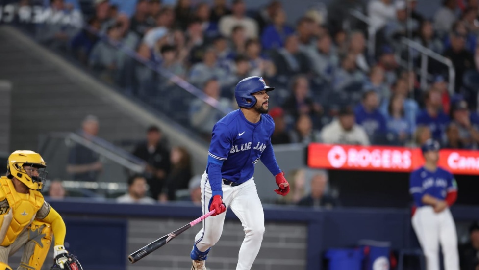 Dominicano Jonathan Clase guía triunfo de Azulejos; Freddy Peralta gana ...
